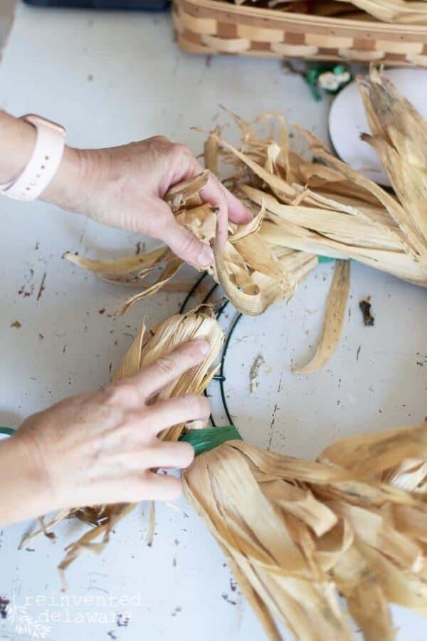 Easy $5 Corn Husk Wreath - How to Make This DIY Fall Project ...